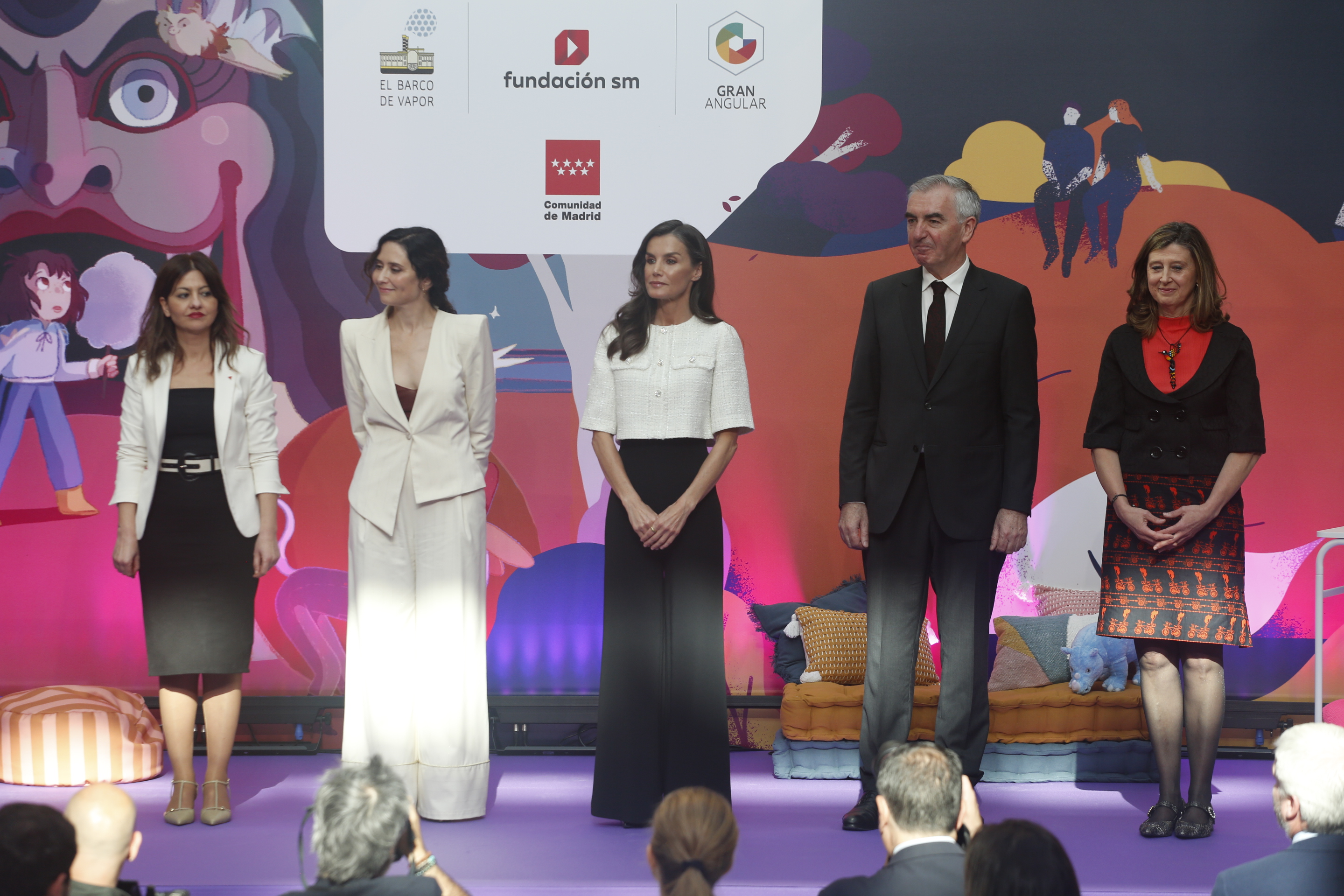 Su Majestad la Reina hace entrega de los Premios SM El Barco de Vapor y ...